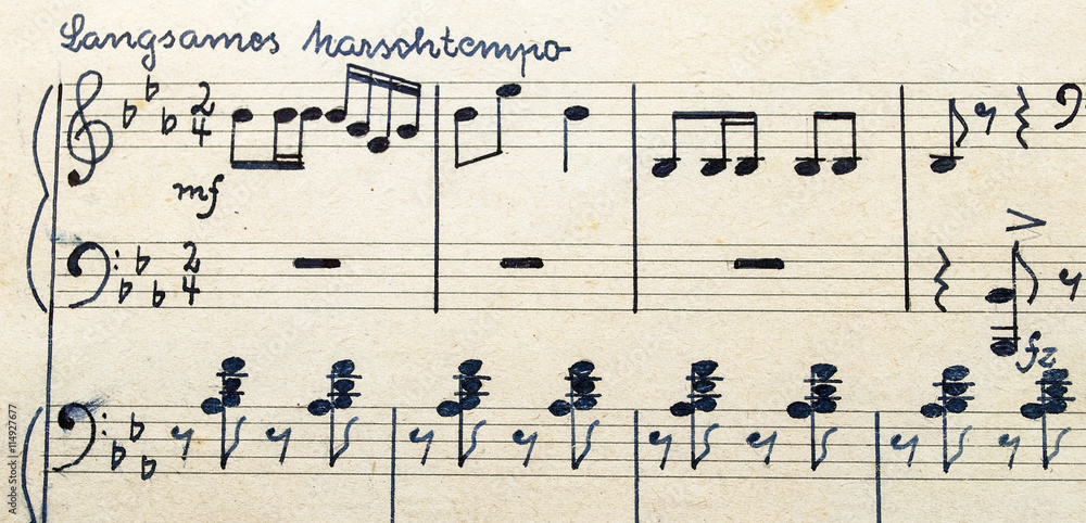 Altes, vergilbtes handgeschriebenes Notenblatt, Musiknoten, Textur ...