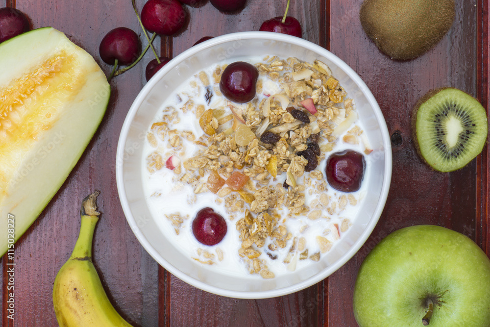 leche con cereales y frutas, desayuno completo,merienda sana Stock ...