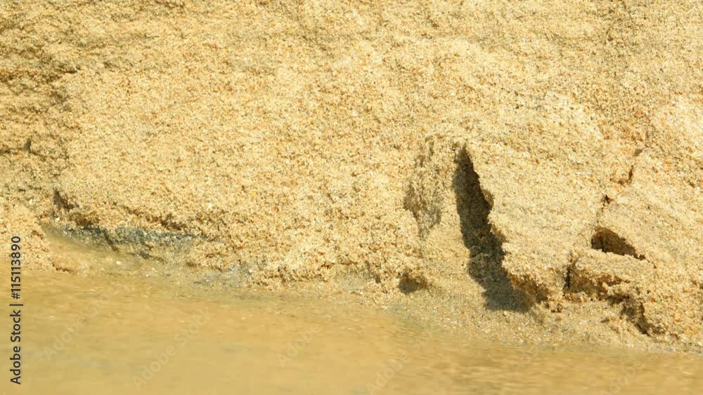 Vidéo Stock Flowing water continues to undercut and erode the loose ...