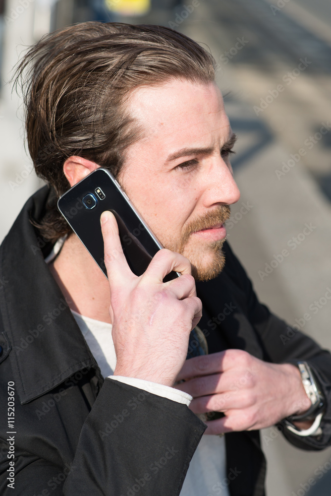 geschäftsmann telefoniert mit dem smartphone Stock-Foto | Adobe Stock