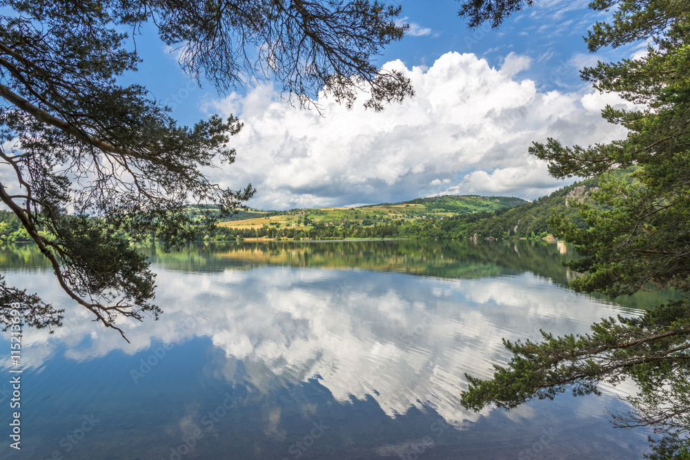 le lac d'Issarles en Ardèche/lac avec reflets du ciel Photos | Adobe Stock