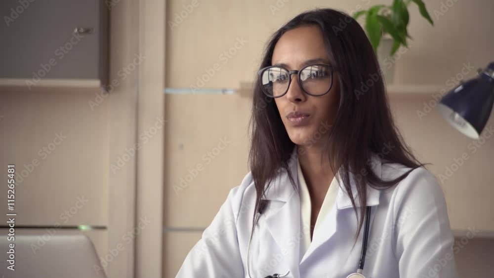 Vidéo Stock Happy indian therapist wearing in white lab coat sitting at ...