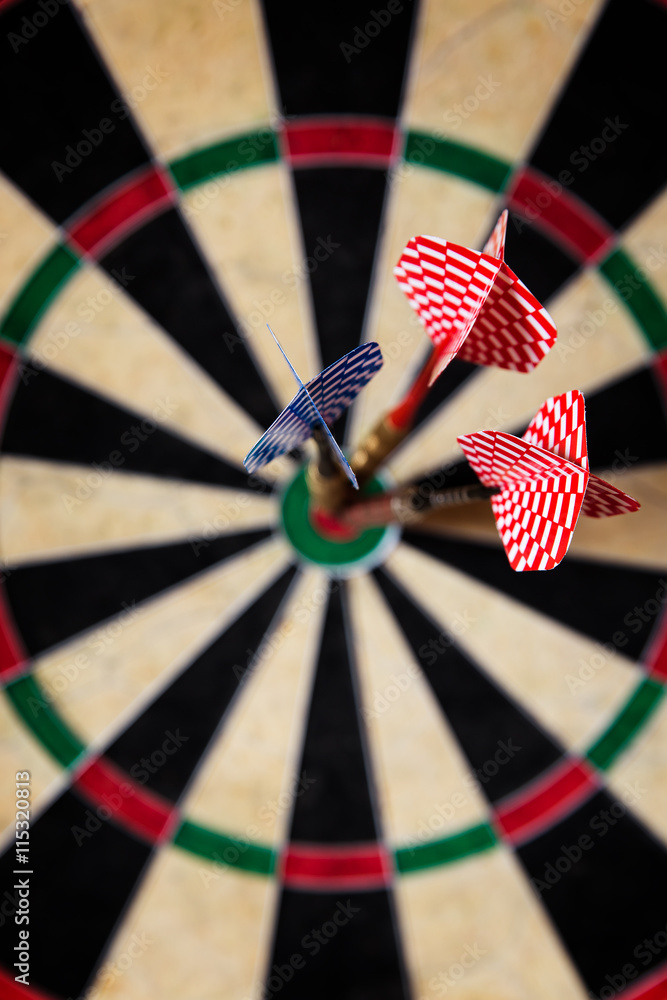 Dartscheibe mit Steeldarts im Bullseye Stock-Foto | Adobe Stock