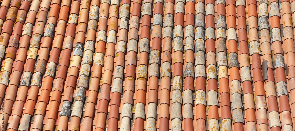 Toit en tuiles Stock Photo | Adobe Stock