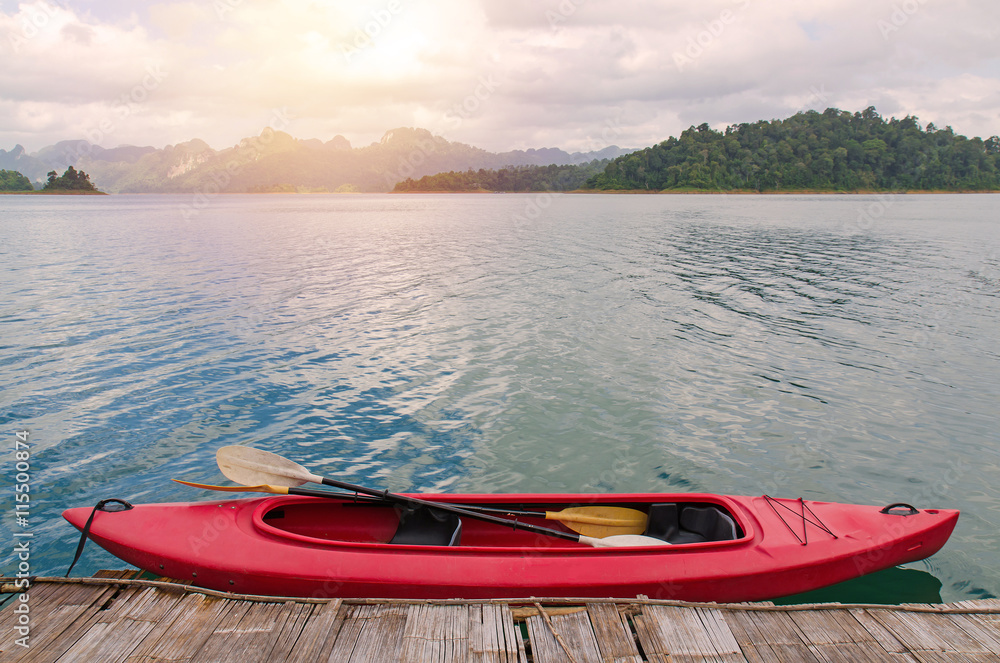 Floating red Canoe in Ratchaprapha Dam at Khao Sok National Park Stock ...
