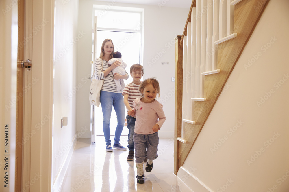 Foto de Young Family Looking Around Property For Sale do Stock | Adobe ...