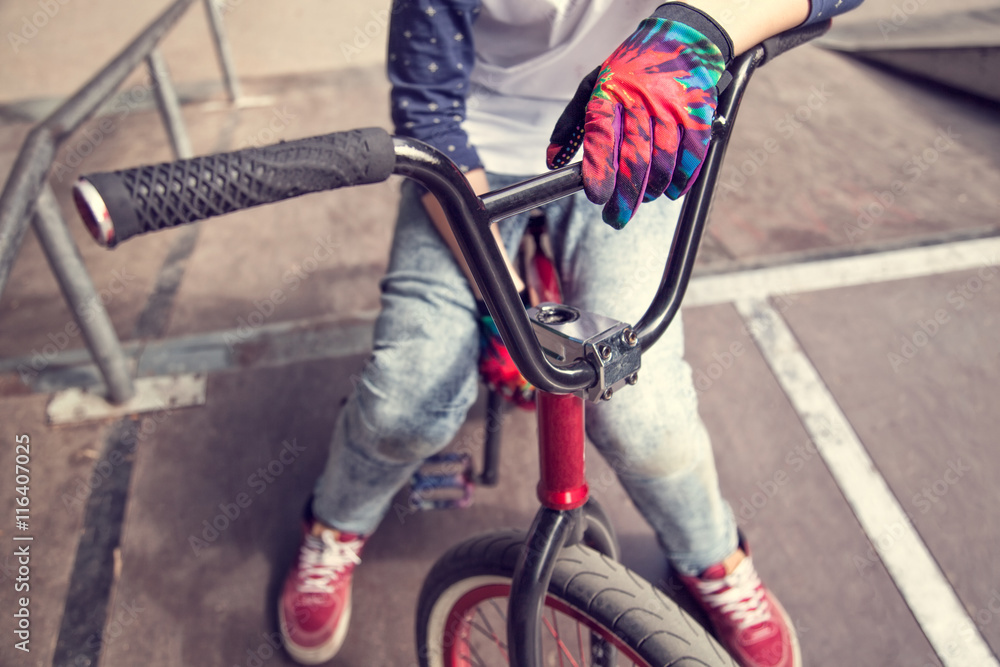 Foto de Young BMX rider boy sitting on a bicycle at the top of a ramp ...