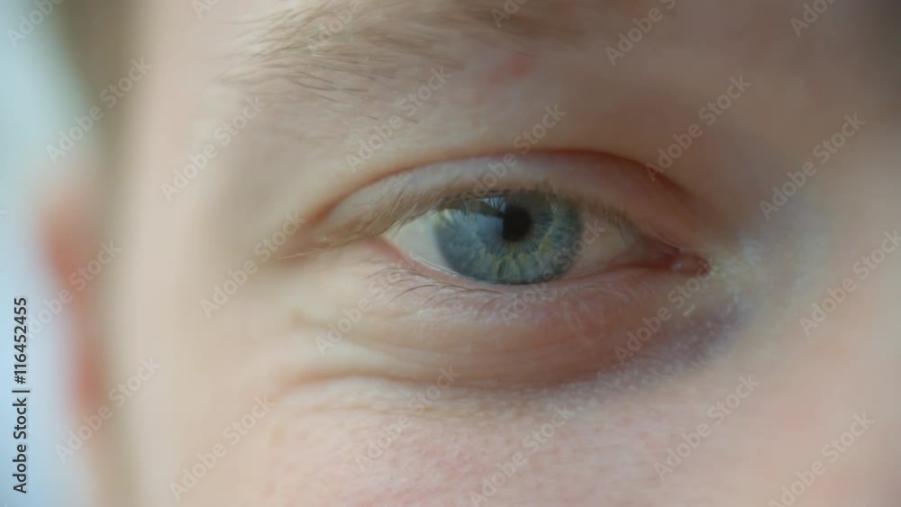 Vidéo Stock Extreme close up of a man’s eye changing shape as he smiles ...