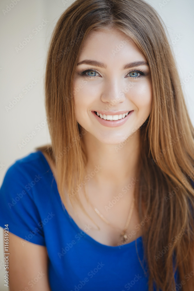 Stockfoto Beautiful Young Woman Brunette With Long Straight Hair Pretty