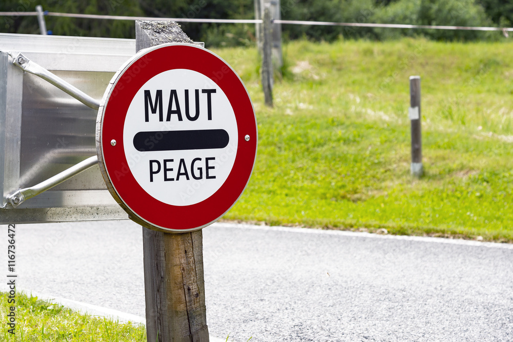 Schild an einer Mautpflichtigen Strasse Stock-Foto | Adobe Stock
