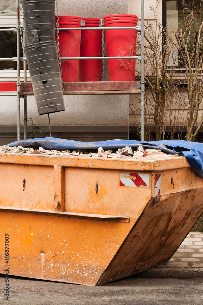 Ein gefüllter Bauschuttcontainer und eine Schuttrutsche Stock-Foto ...