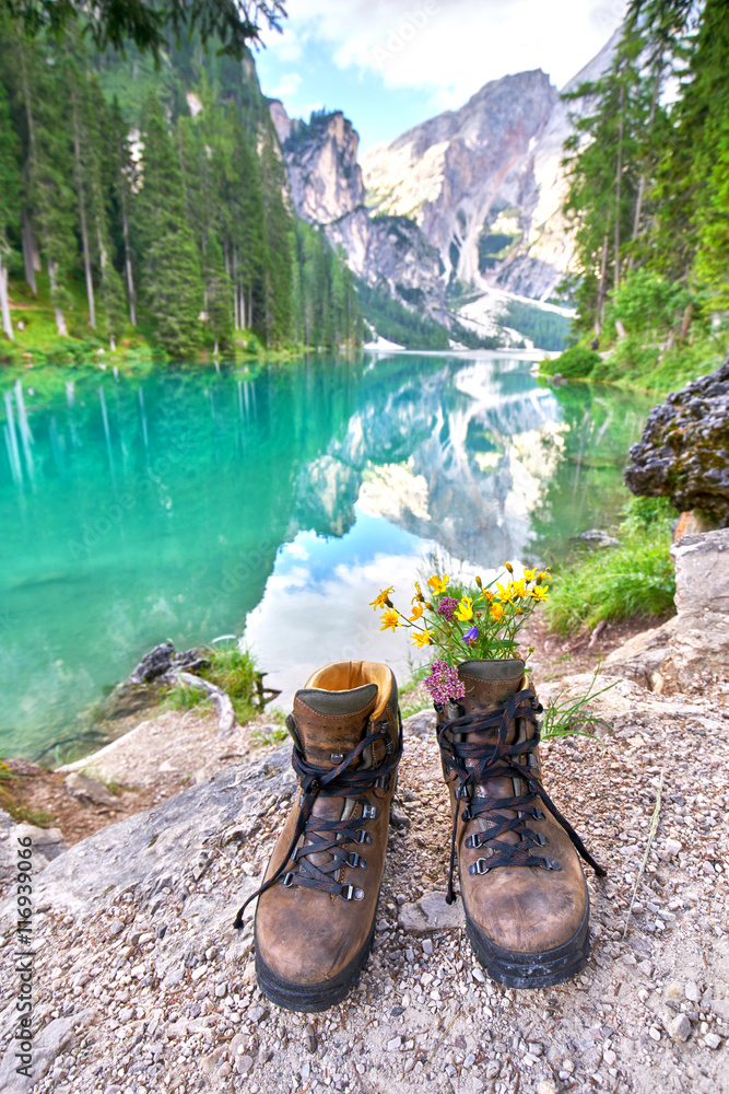 Wanderschuhe am Bergsee, Pause, Wanderweg Stock-Foto | Adobe Stock
