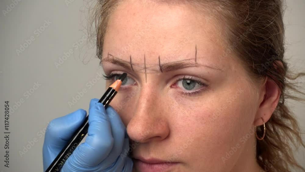 Microblading procedure. Master marks out customer's eyebrows Stock 비디오 ...