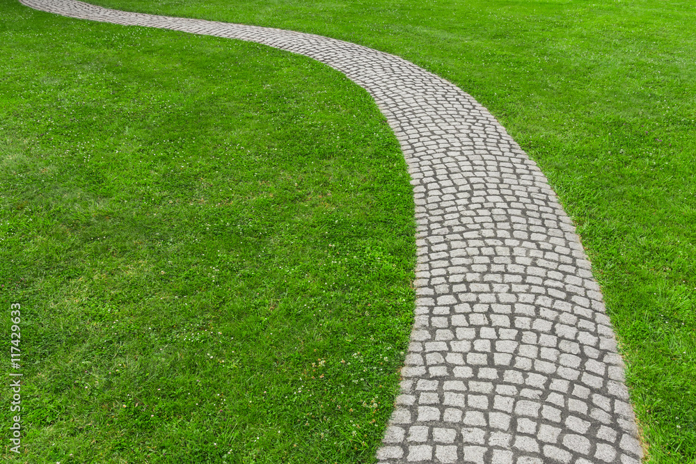 Rasen mit gepflastertem Gartenweg - Lawn with paved garden path Stock ...