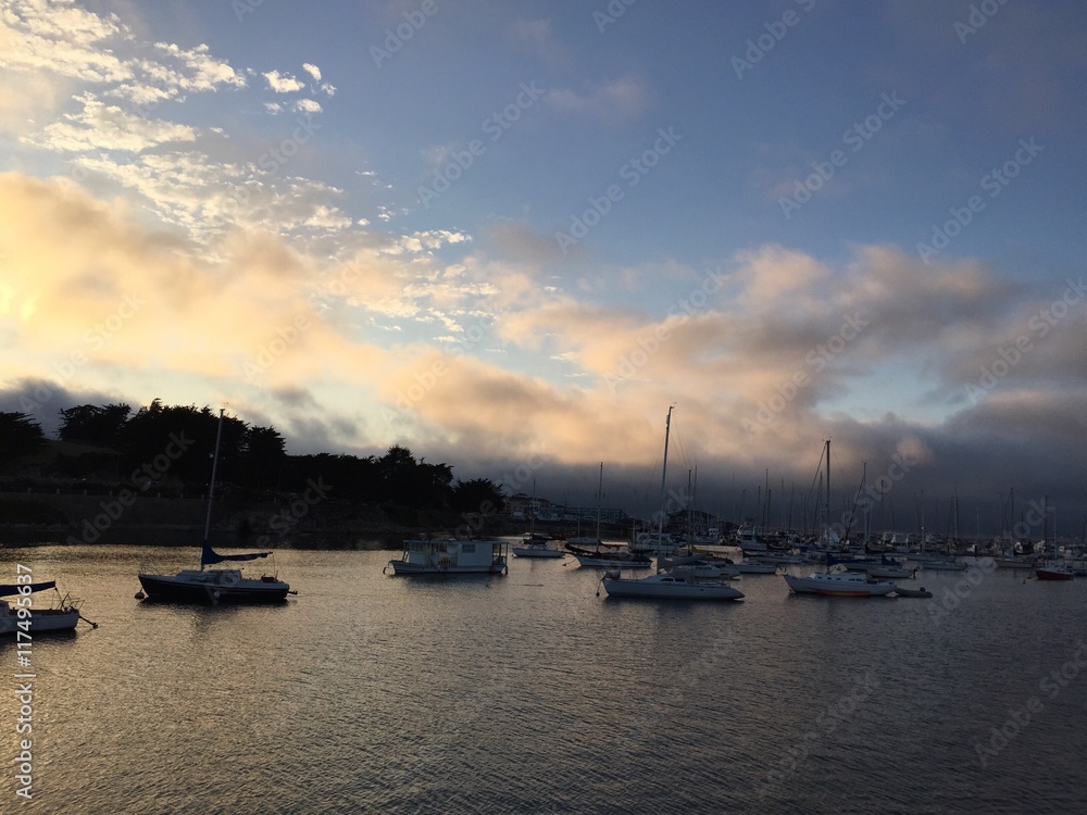 Foto de harbor at dusk do Stock | Adobe Stock