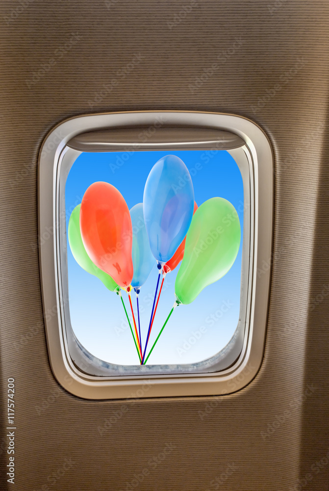 ballons derrière hublot d'un avion long-courrier, concept voyages ...