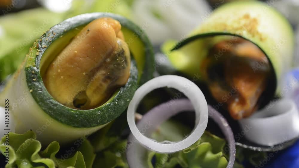 Rolls of zucchini and mussels Involtini di zucchine e cozze Rollos de ...