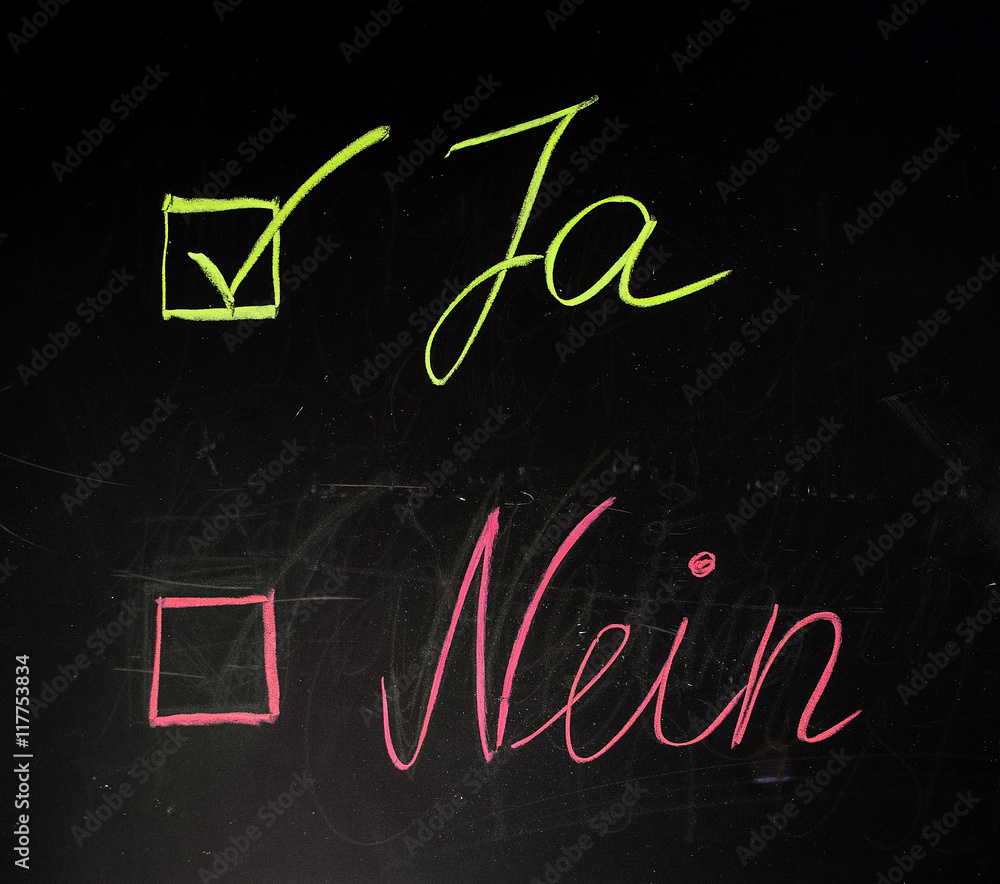"Ja / Nein" handgeschrieben mit grüner und roter Kreide auf gebrauchter ...