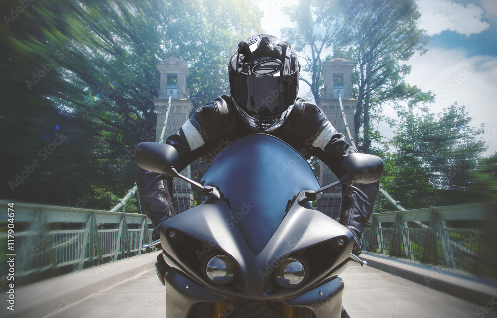 Schnelle Motorradfahrt mit Bewegungsunschärfe Stock Photo | Adobe Stock