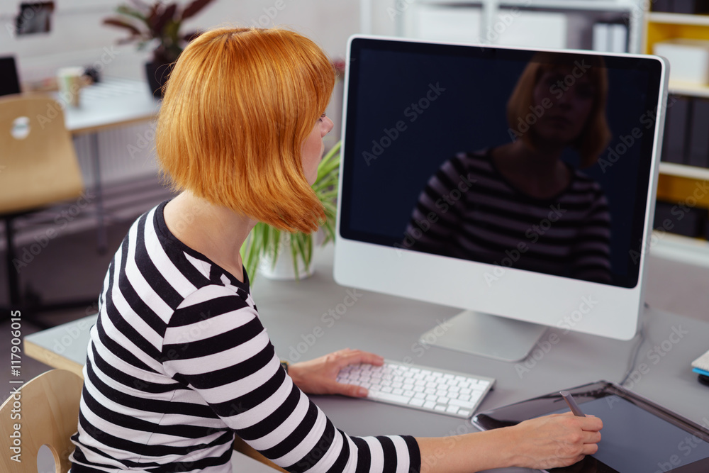 frau arbeitet am pc Stock-Foto | Adobe Stock