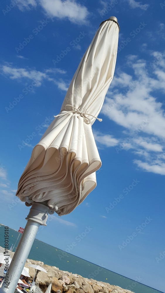 Parasol sous un soleil foto de Stock | Adobe Stock