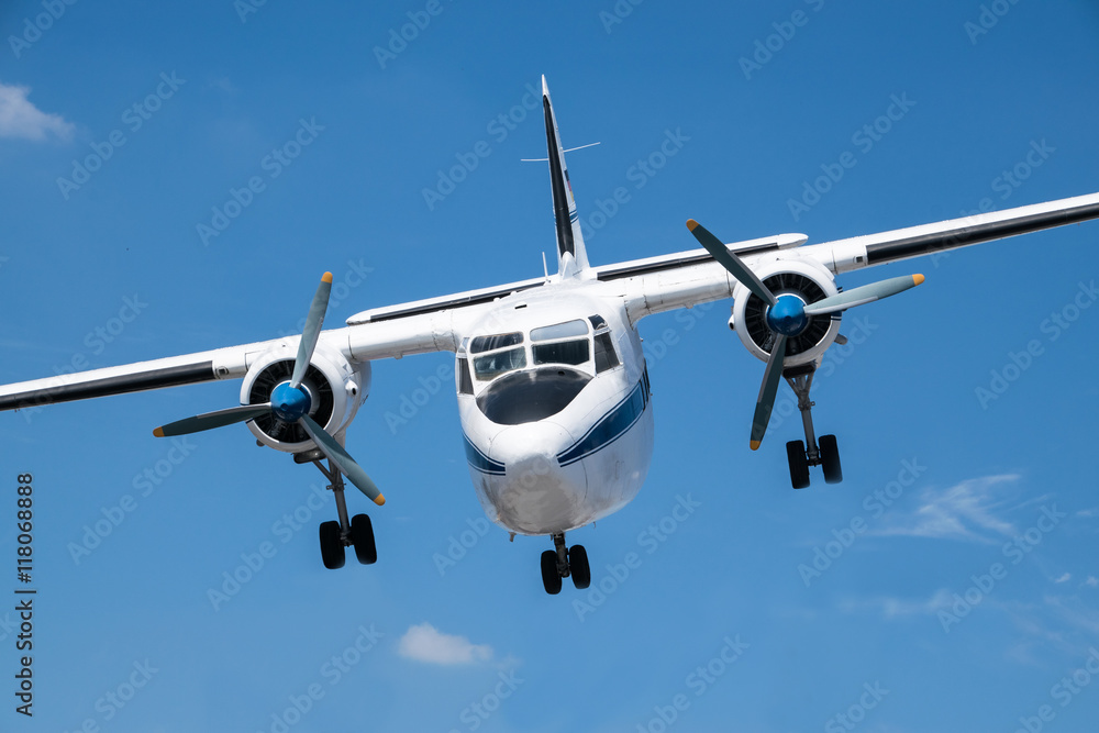 Flugzeug in der Luft von vorne im blauen Himmel Stock Photo | Adobe Stock