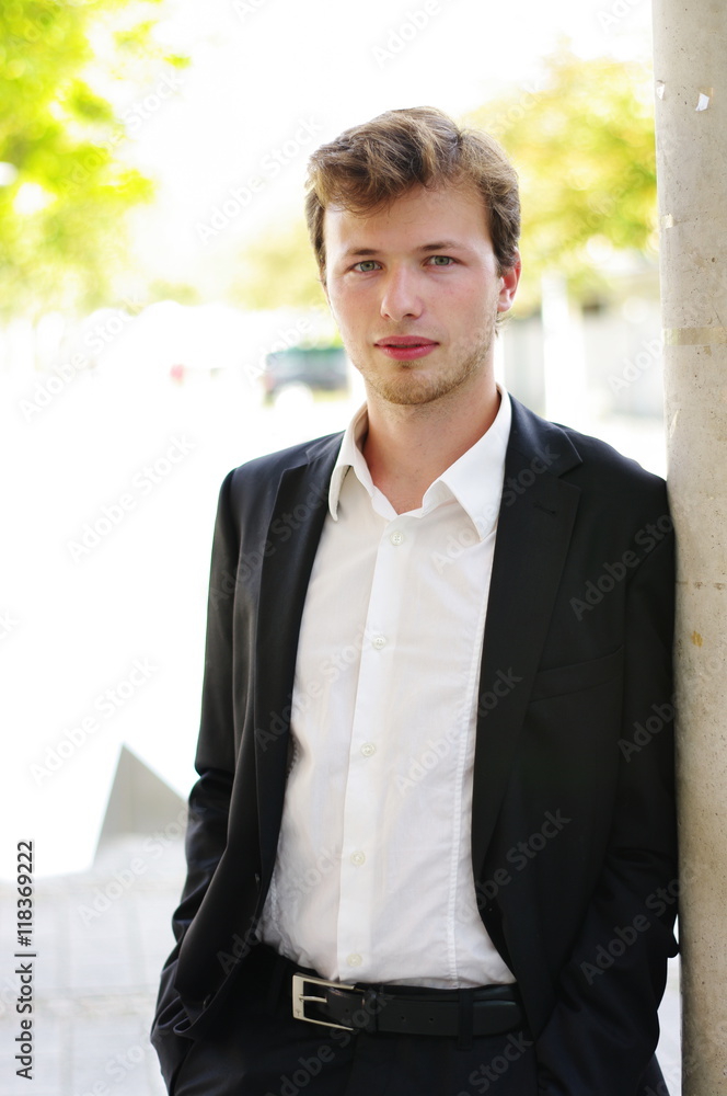 junger Mann im Anzug Stock Photo | Adobe Stock