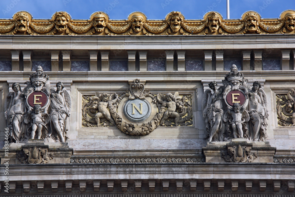 Stockfoto Bas-reliefs et masques à l'opéra Garnier à Paris, France ...
