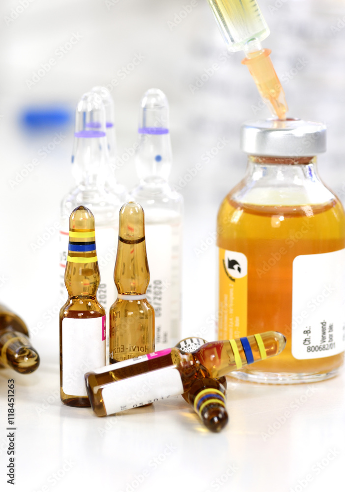 Injektion Spritze mit Ampullen Stock-Foto | Adobe Stock