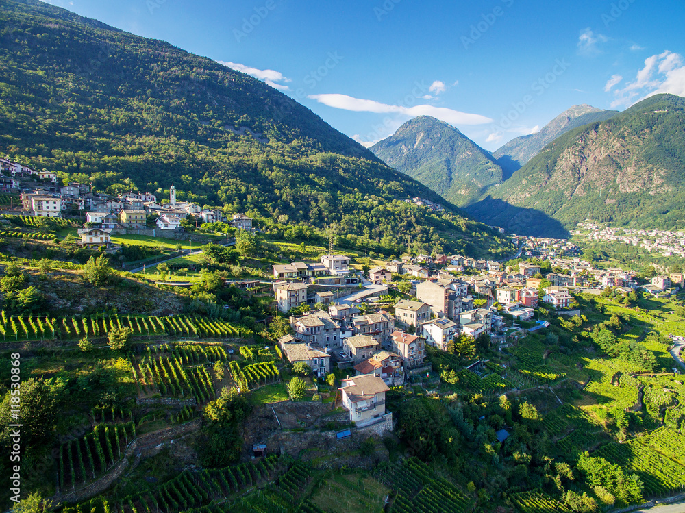 Foto Stock Sondrio - Valtellina (IT) - Panoramica aerea dei vigneti in ...