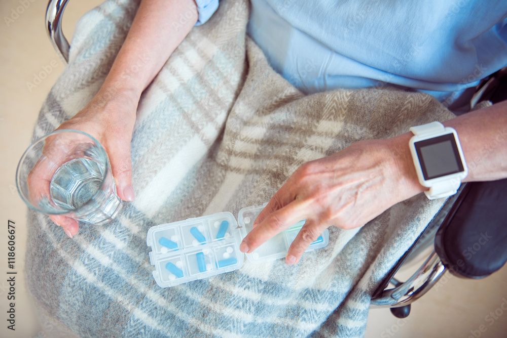 Senior female patient taking pills 素材庫相片 | Adobe Stock