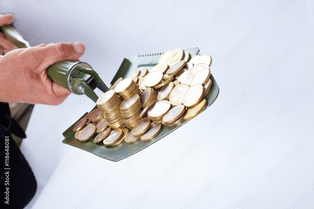 Fotografia do Stock: shovel with money | Adobe Stock