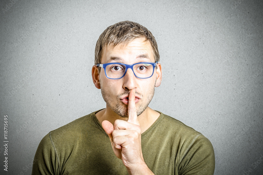 Junger Mann bittet um Ruhe Stock-Foto | Adobe Stock