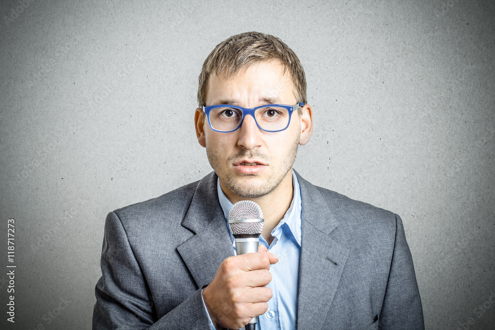 Junger Mann mit Mikrofon Stock-Foto | Adobe Stock