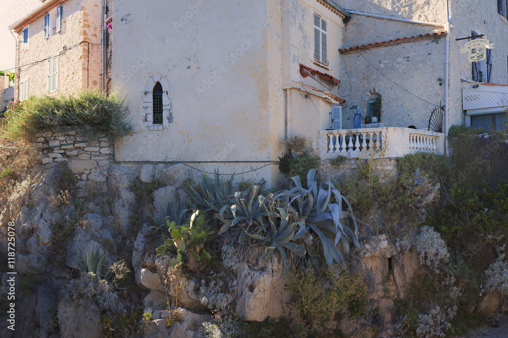Foto de Typical architectural details in Provencal style. Antibe - one ...