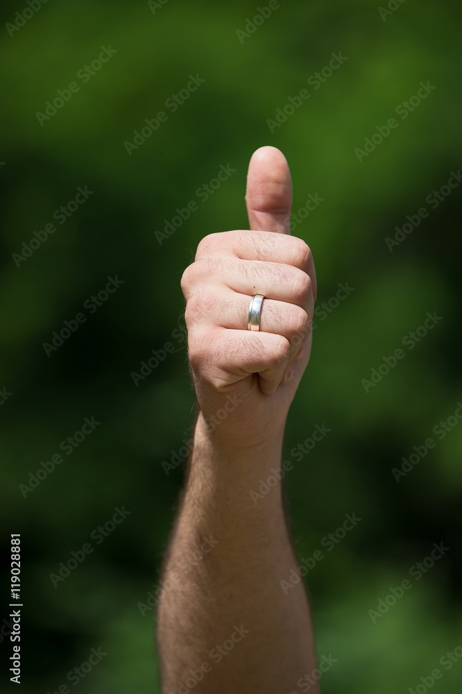 Daumen Hoch / Like vor grünem Hintergrund freigestellt Stock Photo ...
