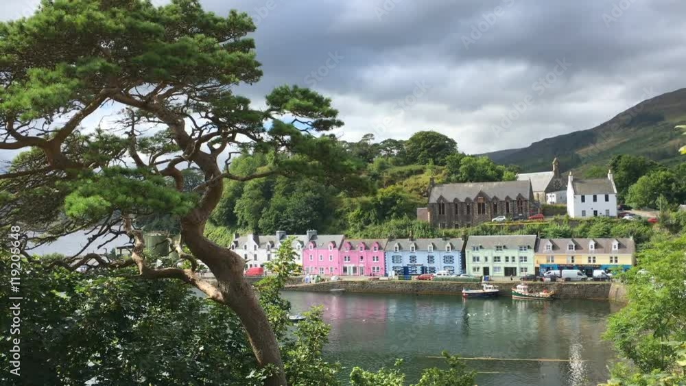 Vidéo Stock 4K UltraHD A View of colorful buildings in Portree, Skye ...