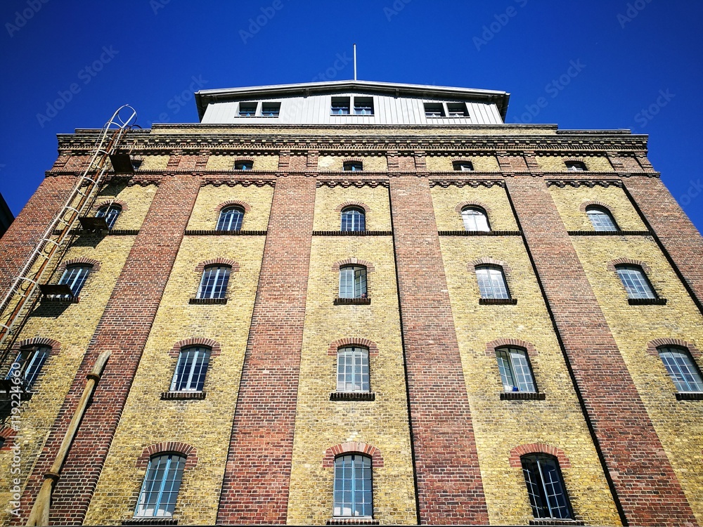 Altes Lagerhaus der Genossenschaft mit restaurierter Fassade aus ...