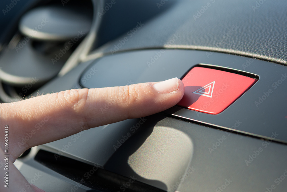 warnblinklicht auf knopfdruck Stock-Foto | Adobe Stock