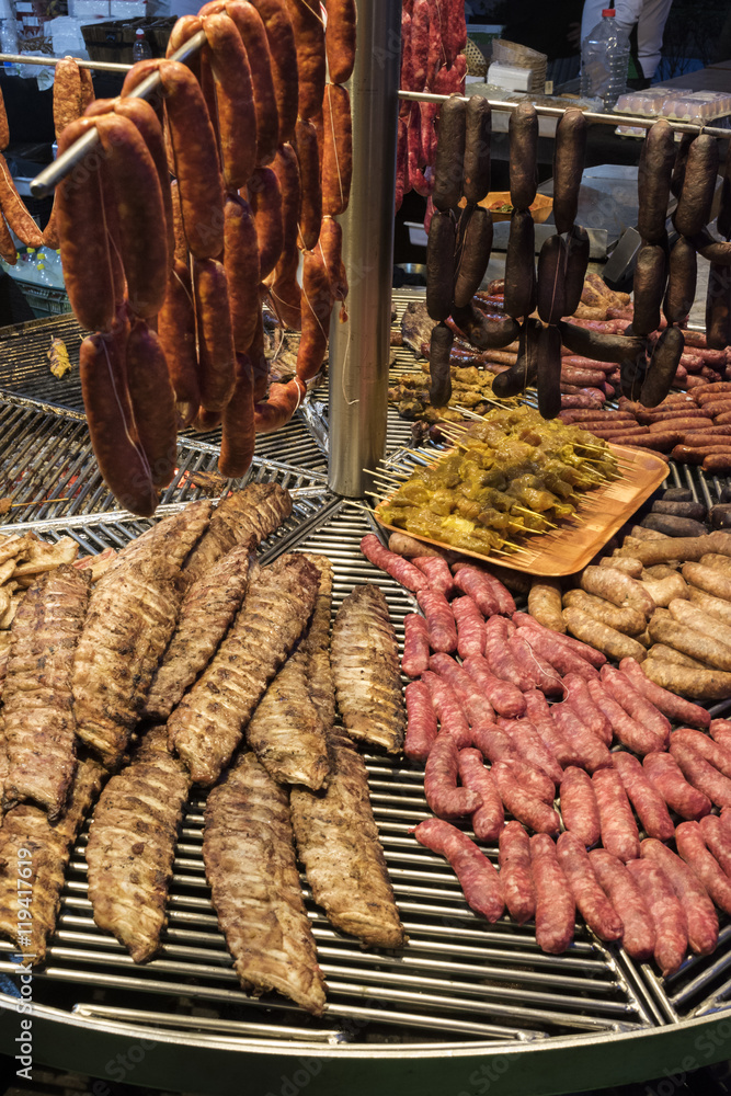 embutido y carne a la parrilla Stock Photo | Adobe Stock