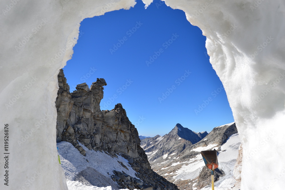 Blick aus der Gletscherspalte im Hintertuxer Gletscher Tirol Stock-Foto ...