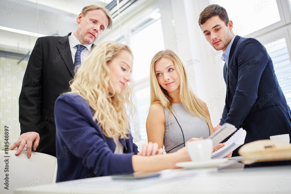 Business Team im Büro bei einer Besprechung Stock Photo | Adobe Stock