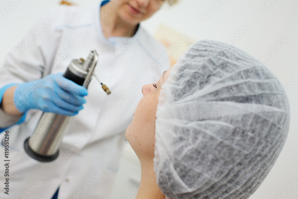 Foto Stock Doctor makes the patient cryotherapy procedure - Cryomassage ...