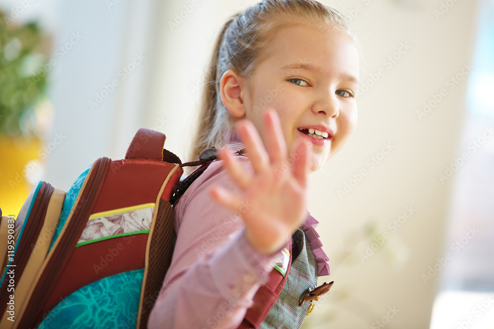 Kind geht zur Schule und winkt zum Abschied Stock Photo | Adobe Stock