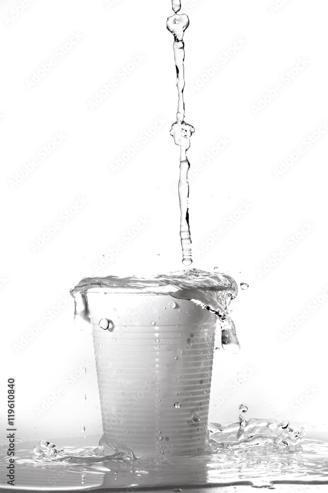 Acqua versata in bicchiere di plastica Stock-Foto | Adobe Stock