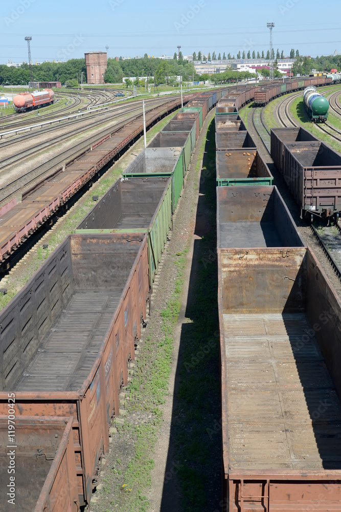 Empty freight trains stand Kaliningrad-sorting on the ways of ra Stock ...