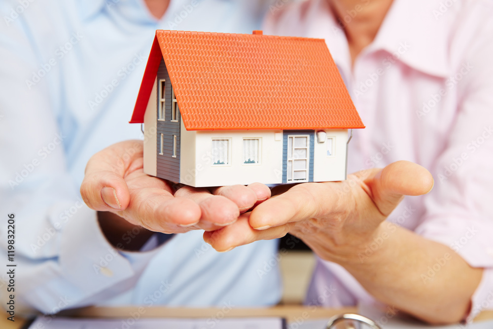 Hände von einem Paar halten kleines Haus Stock Photo | Adobe Stock