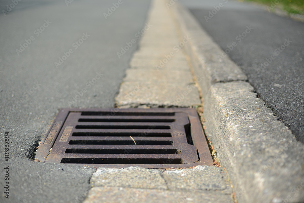 Kanaldeckel Straßen Gulli Kanalisation foto de Stock | Adobe Stock