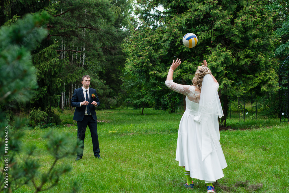 bride and groom are playing with a ball, joke at the wedding, Se Stock ...