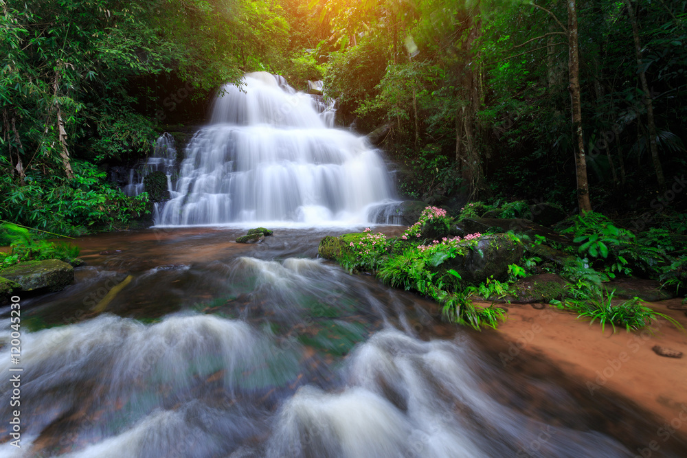 Foto de Mun Daeng Waterfall, the beautiful waterfall in deep forest ...